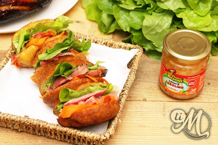 Mini bokits aux herbes garnis de jambon de noël et pickles de carottes ...