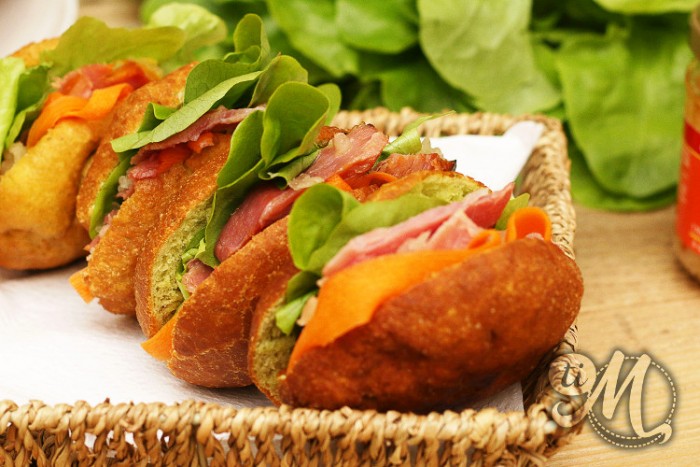 Mini bokits aux herbes garnis de jambon de noël et pickles de carottes ...