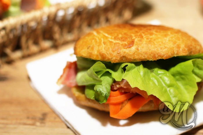 Mini bokits aux herbes garnis de jambon de noël et pickles de carottes ...