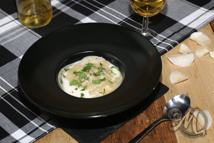 Ravioles au poisson boucané et à la banane jaune, nage au lait de coco ...