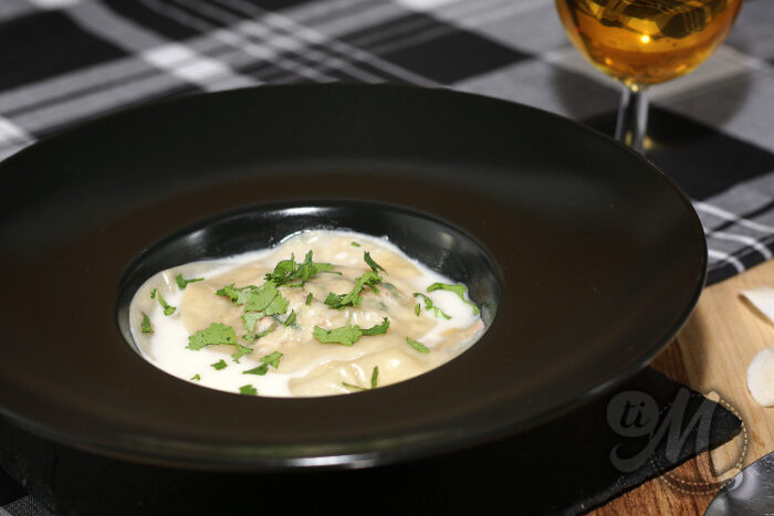 Ravioles au poisson boucané et à la banane jaune, nage au lait de coco ...