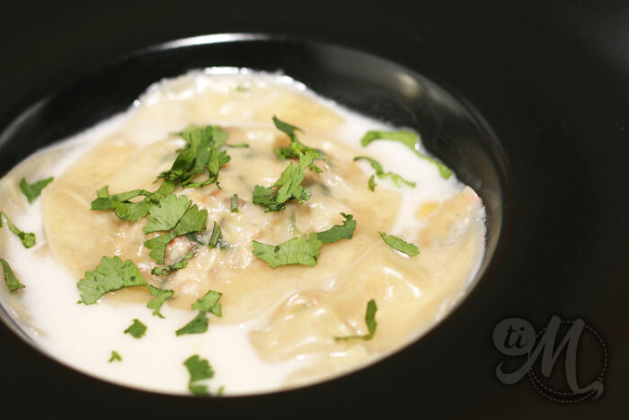 Ravioles au poisson boucané et à la banane jaune, nage au lait de coco ...