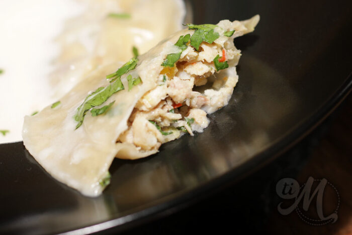 Ravioles au poisson boucané et à la banane jaune, nage au lait de coco ...
